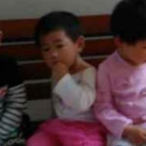 阳光下草地上露珠真美 