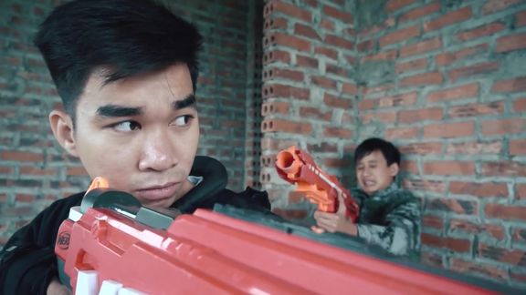 CS搞笑枪战:这群青铜组合,被小伙打得认怂了!