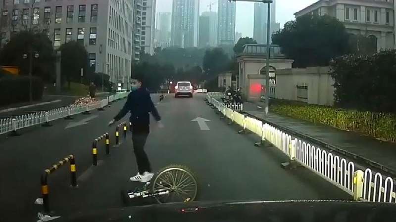 行车记录仪实拍:一顿操作猛如虎,动作潇洒尴尬不!