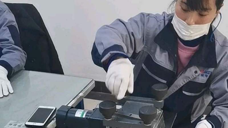 引线框架通力高速冲床冲压生产现场