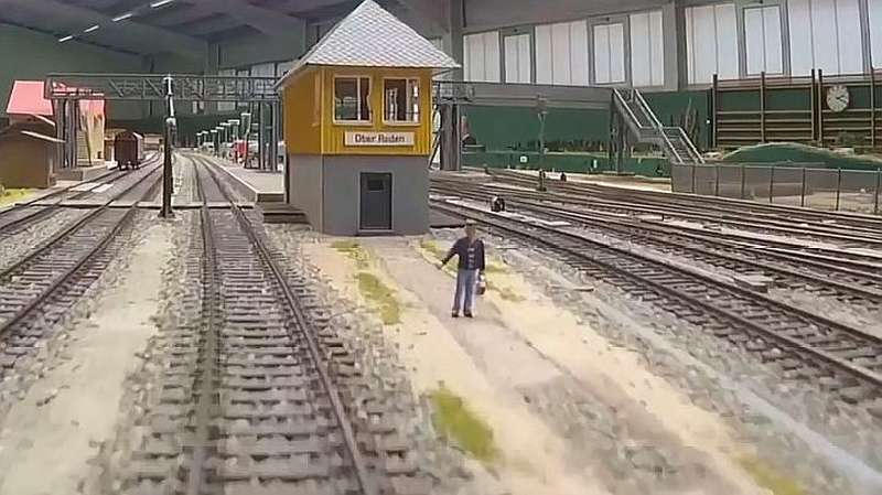 在运转着的就是高度仿真的火车模型,车头视角带你见识一下,厉害