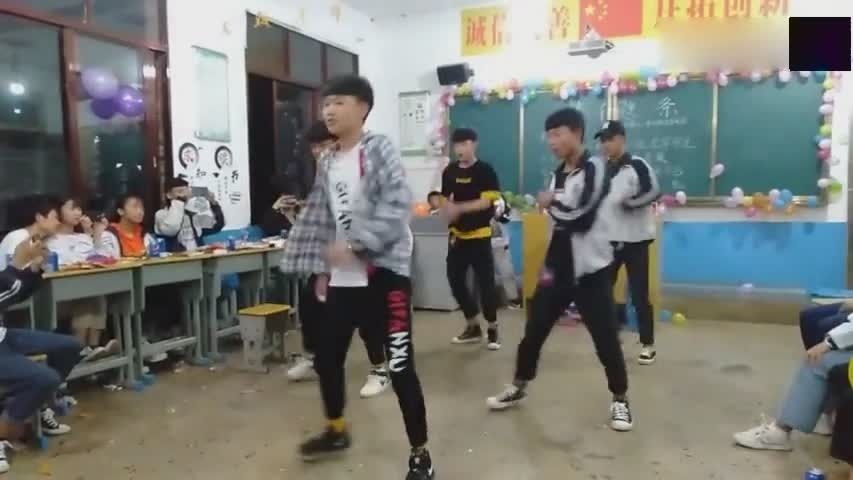 毕业班最后一个晚自习,几位男生的舞蹈表演,帅气!