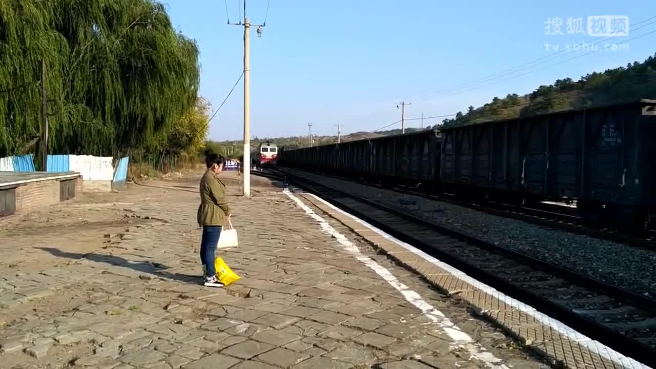 K7563次列车缓缓驶入北票南站