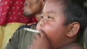 印尼3岁小孩就开始吞云吐雾 这是要逆天了