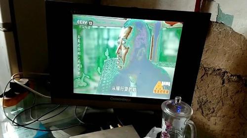 修这个''长虹''液晶电视,一块橡皮就能解决