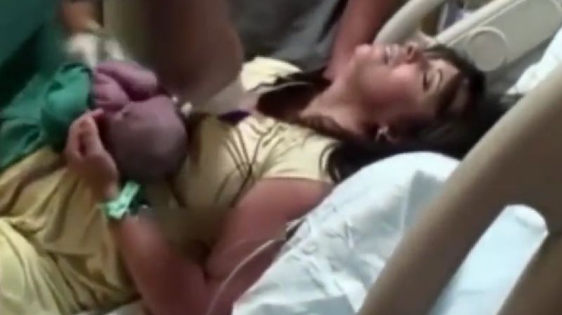 勇敢的母亲产房分娩现场 妈妈真的很不容易!