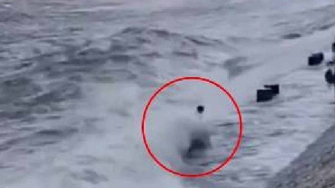 揪心!青岛2名游客海边游玩被海浪卷走,1人确定遇难