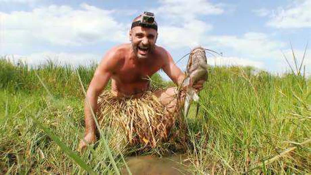 德爷挑战荒野求生,在非洲草原上和河马抢夺食物,烤着吃就是香!