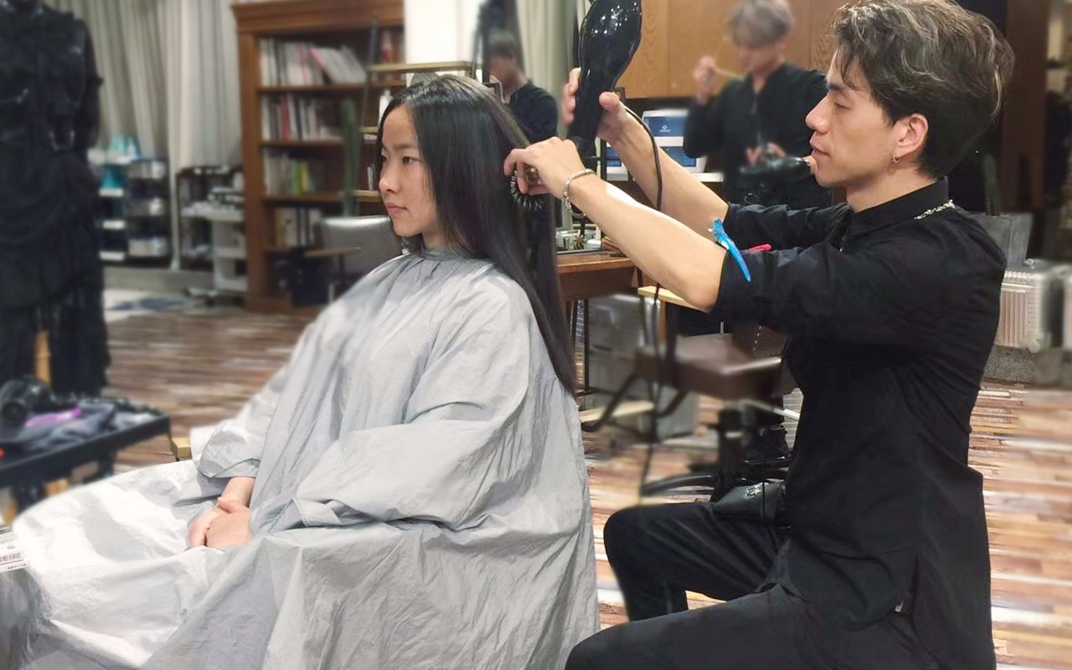 做发型师工作时间太长了,一般人不愿意从事这个行业