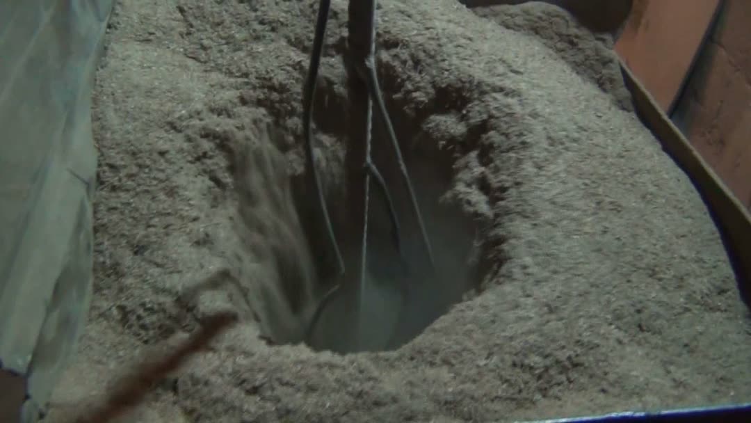 近距离实拍,木屑制作成木炭全过程,变废为宝