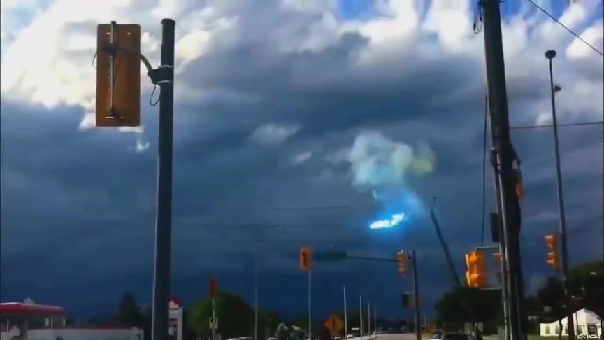 施工挖断电缆,产生爆炸。电火顺电线漫延,发出吱吱的蓝光