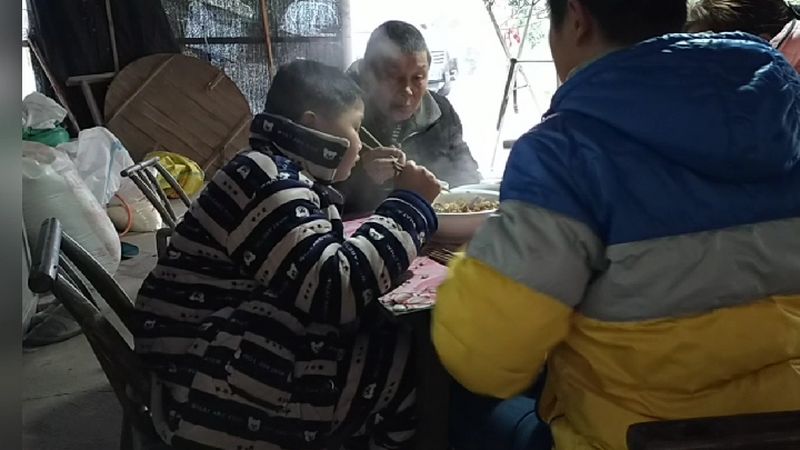 新型冠状病毒的影响,小伙几天没出门了,看他今天做了什么