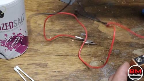 两种不同的方式给金属蚀刻图案,给金属材料刻上自己想要的图案