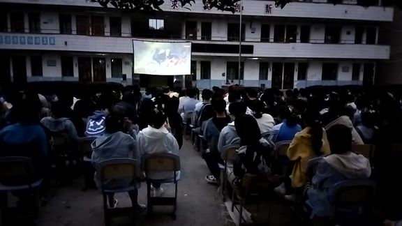 今晚看电影,先来段安全教育片。