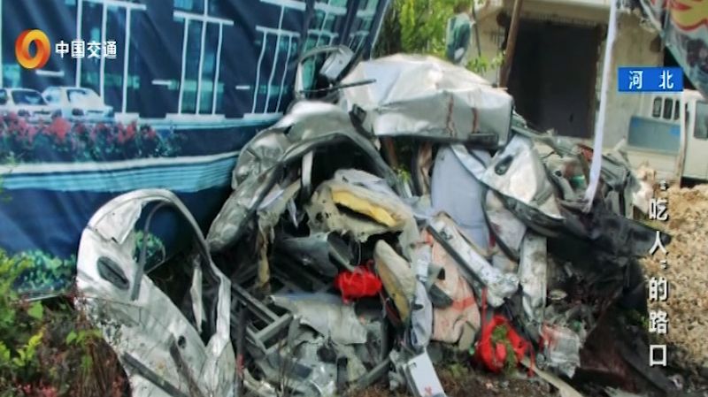 一辆车造成五车相撞,电动车被夹大车中间,瞬间瓦解毫无其踪影!