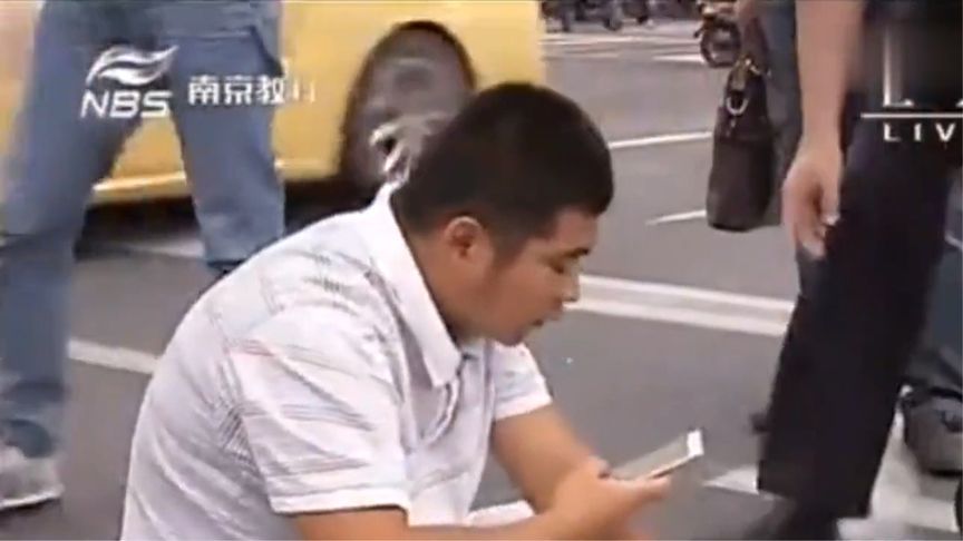 交通:电动车闯红灯,被加速轿车撞翻,男子坐地上捂头痛哭