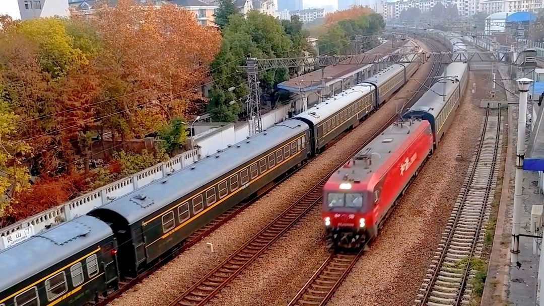 绿皮火车遇上特快列车!8505次与杭西直特Z86次在艮山门会车