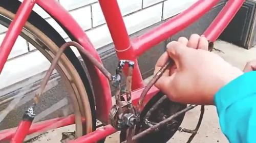 高手在民间呵!这样的自行车换做我早扔了,这个发明真的是太有价值了!