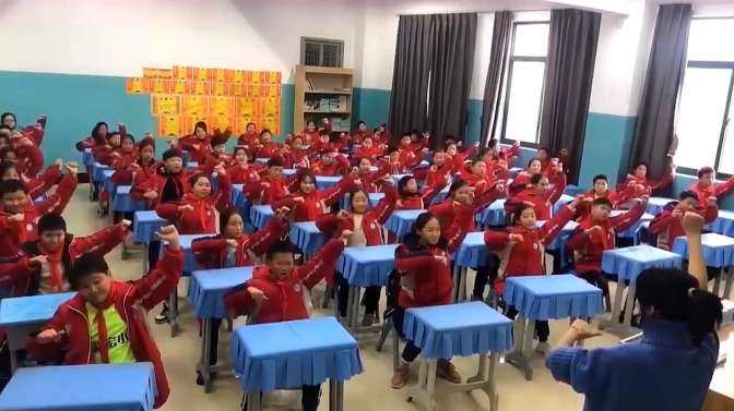 老师创编课桌操走红,孩子们戏精上身,活动筋骨!