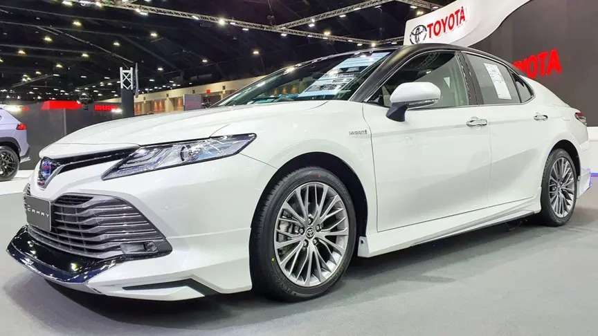 高清实拍丰田凯美瑞2.5混动版,适合家用代步