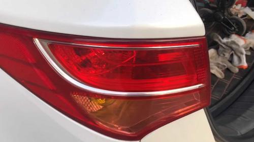 4S店换一个灯泡要40元,手把手教你用小窍门拆灯,自己换2元搞定