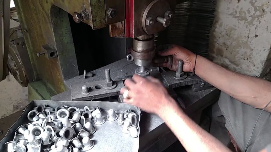 娴熟的冲床操作,人要变成机器人了,需要主要安全