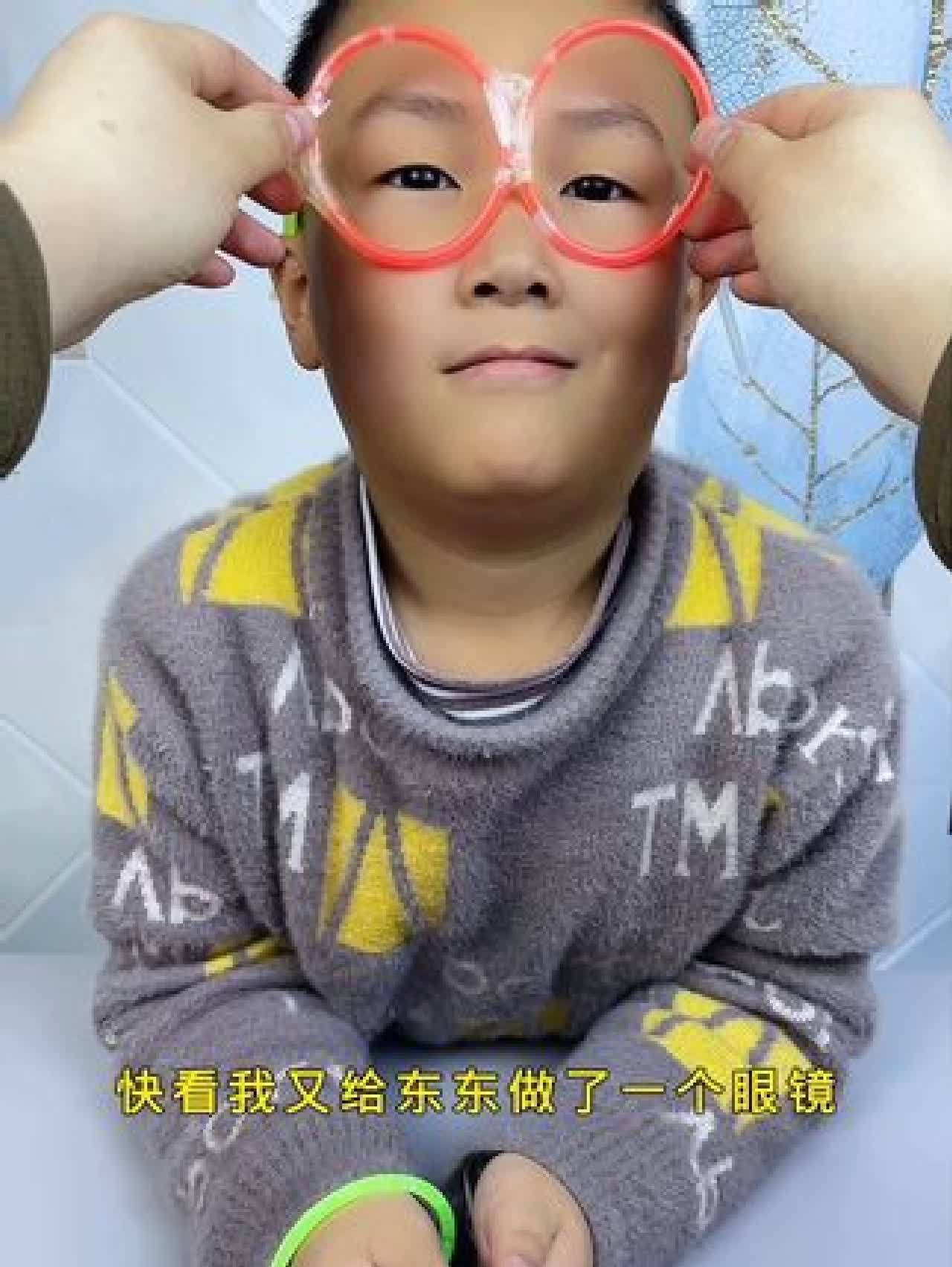 #荧光棒贴在身上跳舞 #儿童玩具 #荧光棒 #过年就得这样玩 #发光玩具