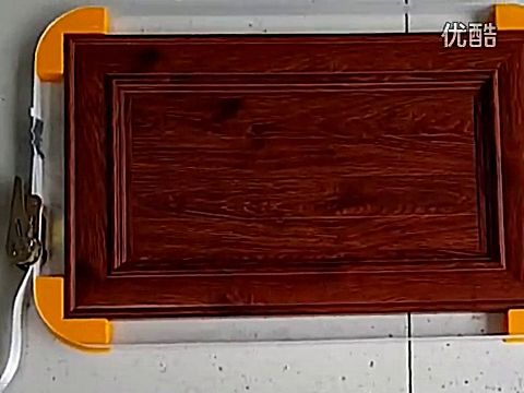 朋来铝业 全铝合金仿实木橱柜门的操作视频