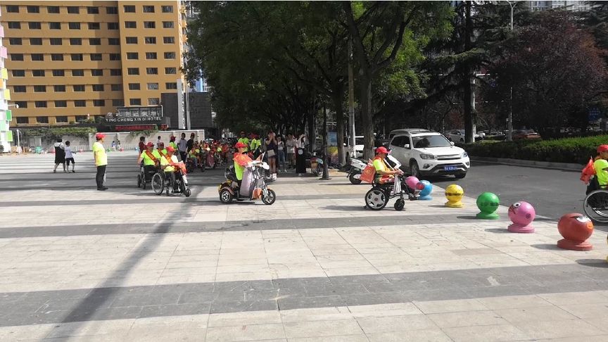 残疾朋友轮椅队上街宣传交通法