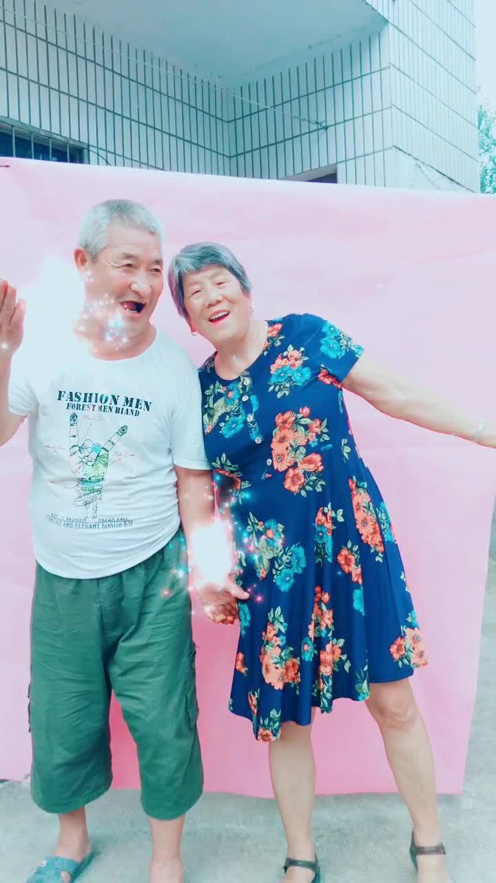 最后有亮点,你看到了吗,把我笑的我们结婚了手势舞,送给大家,希望喜欢