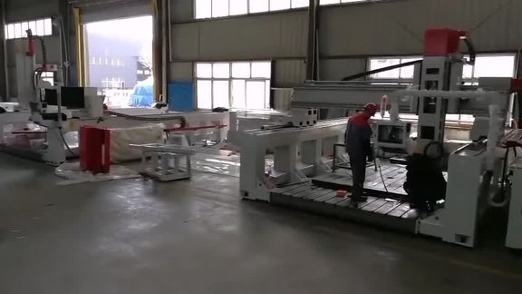 车间里蒸蒸日上的一面,都是木模机和铝模机