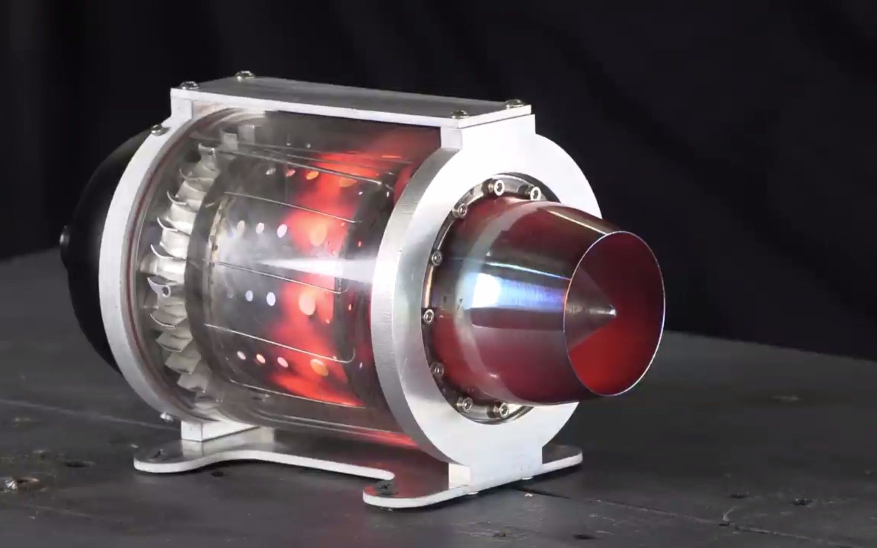 飞机发动机模型测试,声音逐渐尖锐