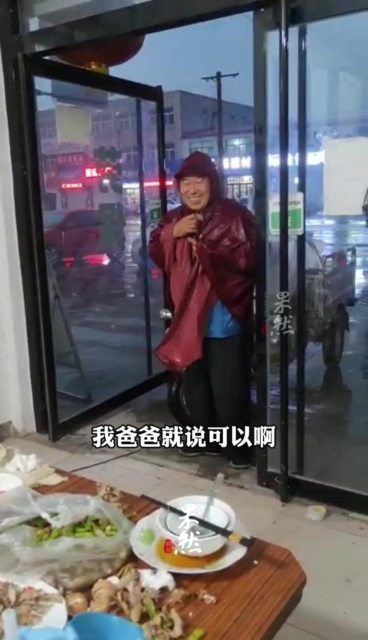 男子骑电车暴雨中“抛锚”,上门救助被店主热情的不知所措。