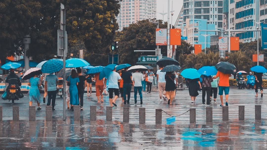 实拍台风"韦帕"登陆北海,视频记录台风中的街道市民,vlog