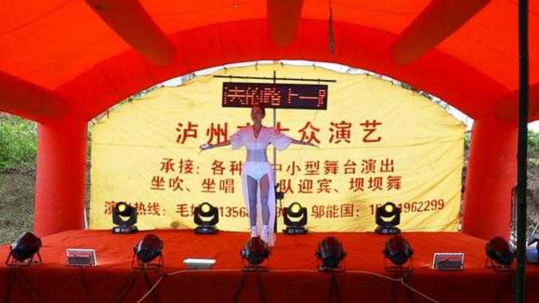 充气舞台最怕停电,女歌手歌曲表演还没结束,结果停电了
