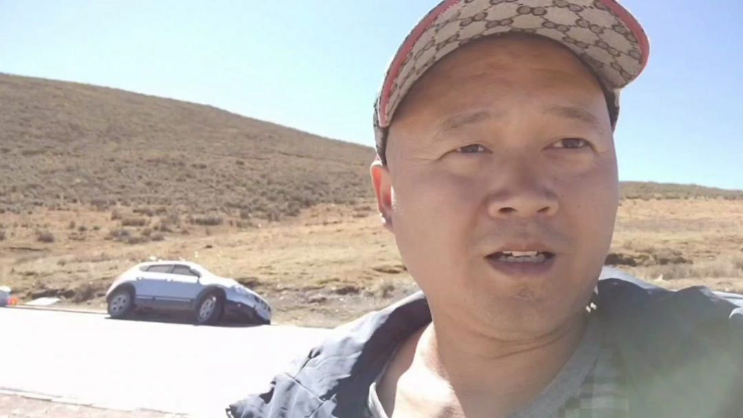 自驾西藏,路上碰到一部事故车,只是侧翻,车主就弃车徒步走了