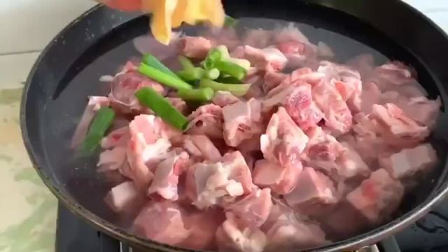 炖排骨时、有人先焯水,有人直接炖?大厨:这才是正确做法,香