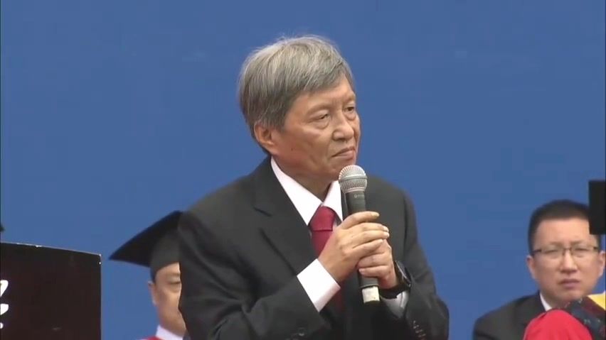 7月2日上午,“西安交大2022毕业典礼”上,校长王树国脱稿演讲,