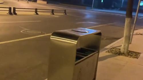 校园内换了一批智能垃圾桶,什么地方与众不同,把手机放在上面就知道了!