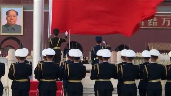 天安门广场上看国旗手是如何收国旗的,动作不要太帅!