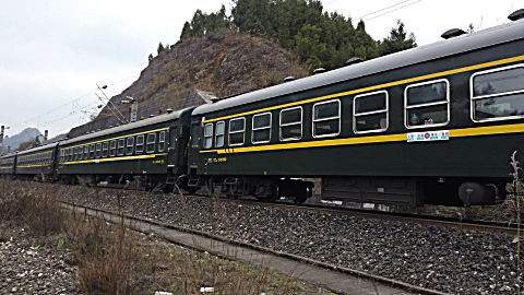 绿皮火车经过贵州小站,现在高铁很发达,你还会坐这样的火车吗?