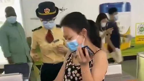 过安检时婴儿车直接卡在里面,宝妈先拍照,是亲妈