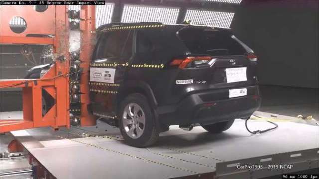 丰田RAV4侧面碰撞测试,看完才知道这款车的安全系数如何