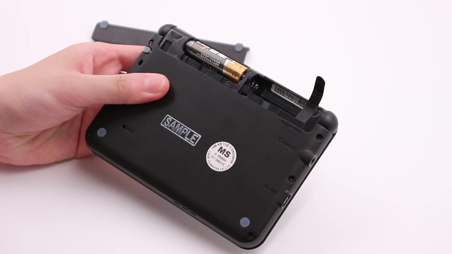 卡西欧电子辞典基础操作——电池安装