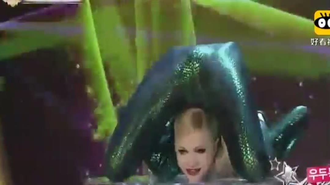 美女现场大秀柔术软功,台下的观众们都看呆了!