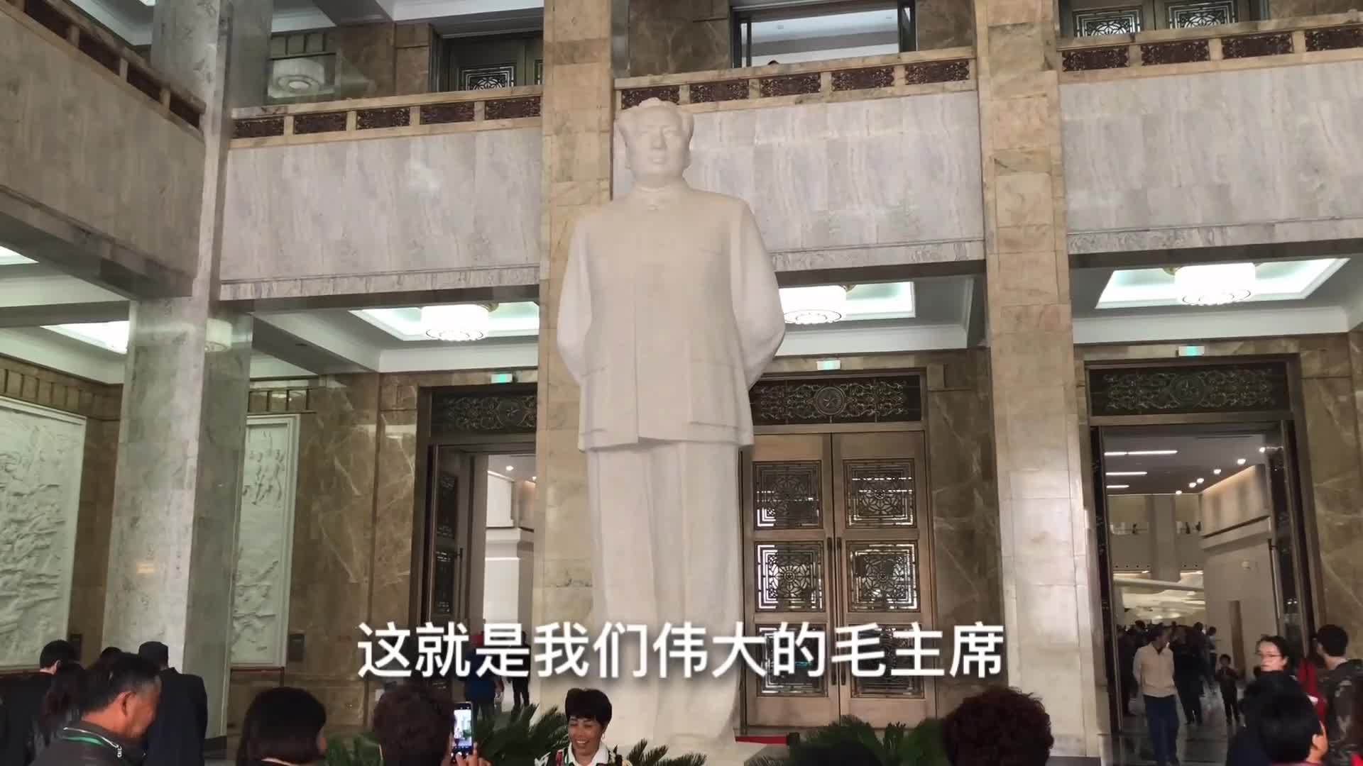 北京国家军事博物馆,敬爱的毛主席的塑像是那么的伟岸