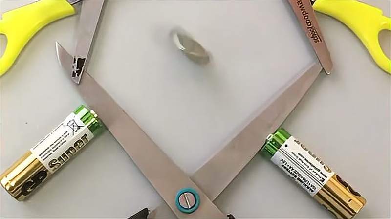 衡水高中物理实验,电池让硬币起飞,这是什么原理?