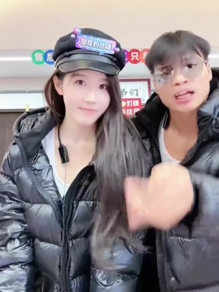 一两百就能买一件90白鸭绒的羽绒服,真的很划算,长款短款都有 天气很...