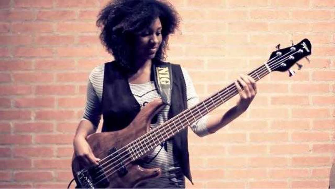 巴西女贝斯手 Ana 的一段 Solo