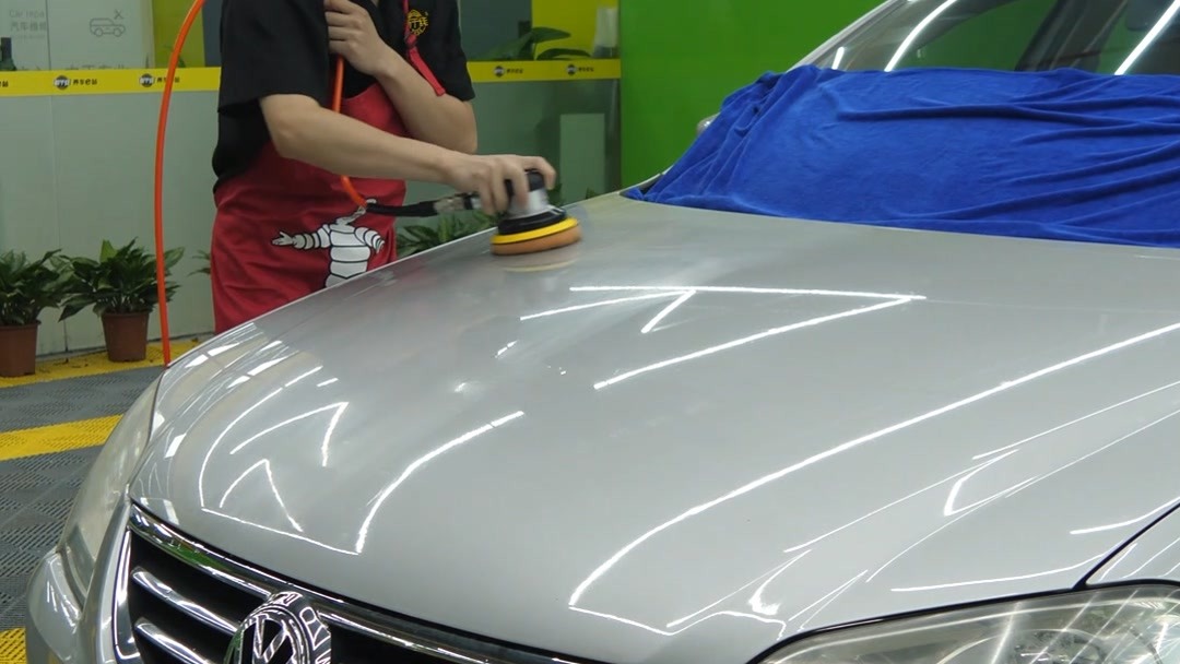 【哥爱车】指导汽车美容打蜡施工